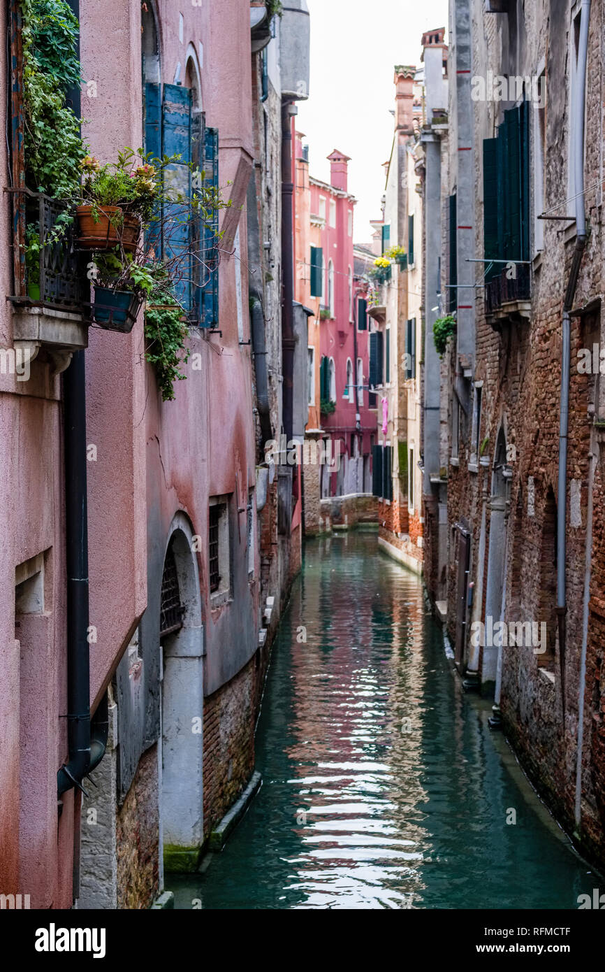 Ramshackle building hi-res stock photography and images - Alamy