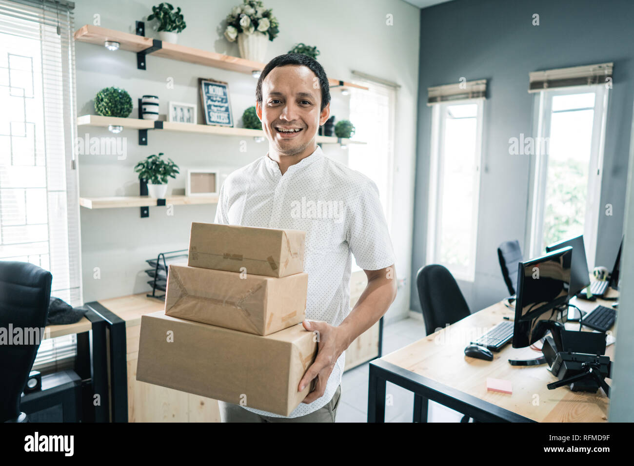 Deliveryman carrying carton boxes hi-res stock photography and images ...