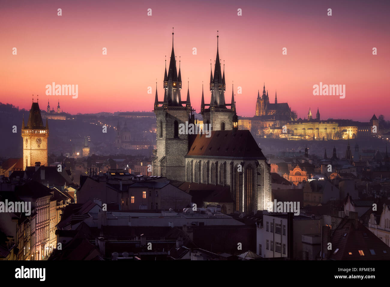 Praga medievale hi-res stock photography and images - Alamy