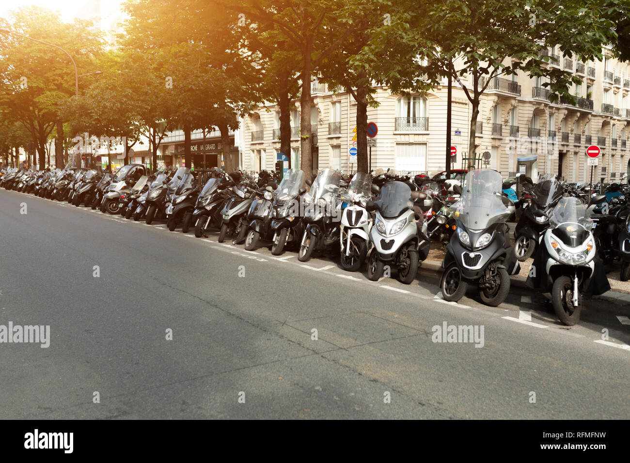 Mopeds paris hi-res stock photography and images - Alamy
