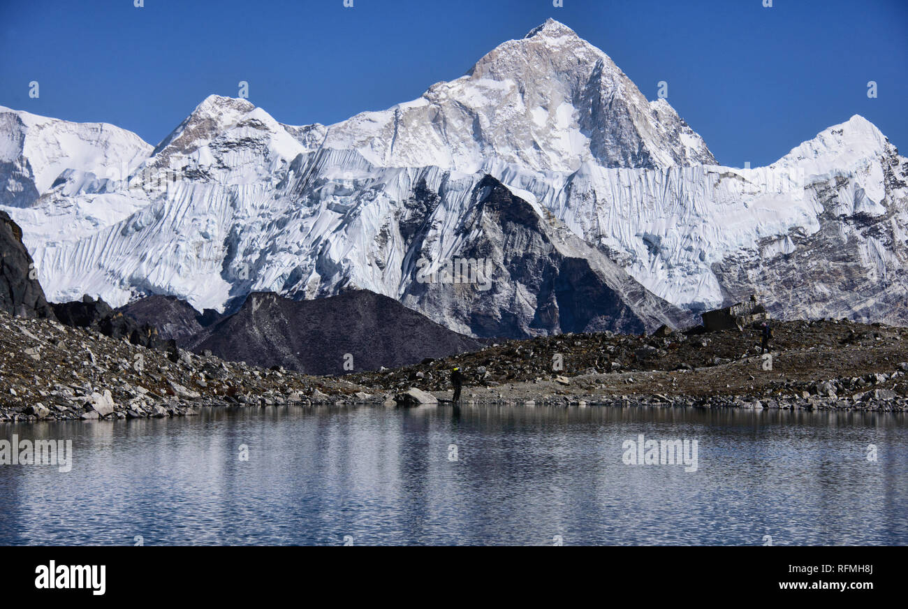 The view overlooking the Kongma La Pass in the Himalayas of Nepal Stock ...