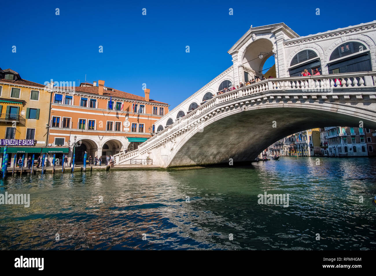 Rialto Bridge, Ponte di Rialto, a stone arch bridge, spanning the Grand ...