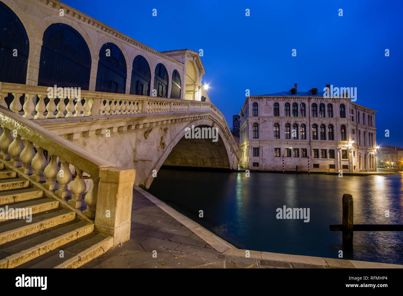 Rialto Bridge, Ponte di Rialto, a stone arch bridge, spanning the Grand ...