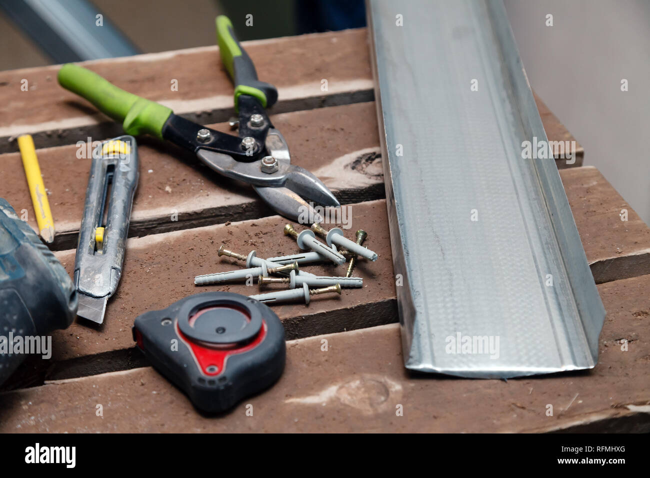 Box cutter hi-res stock photography and images - Alamy