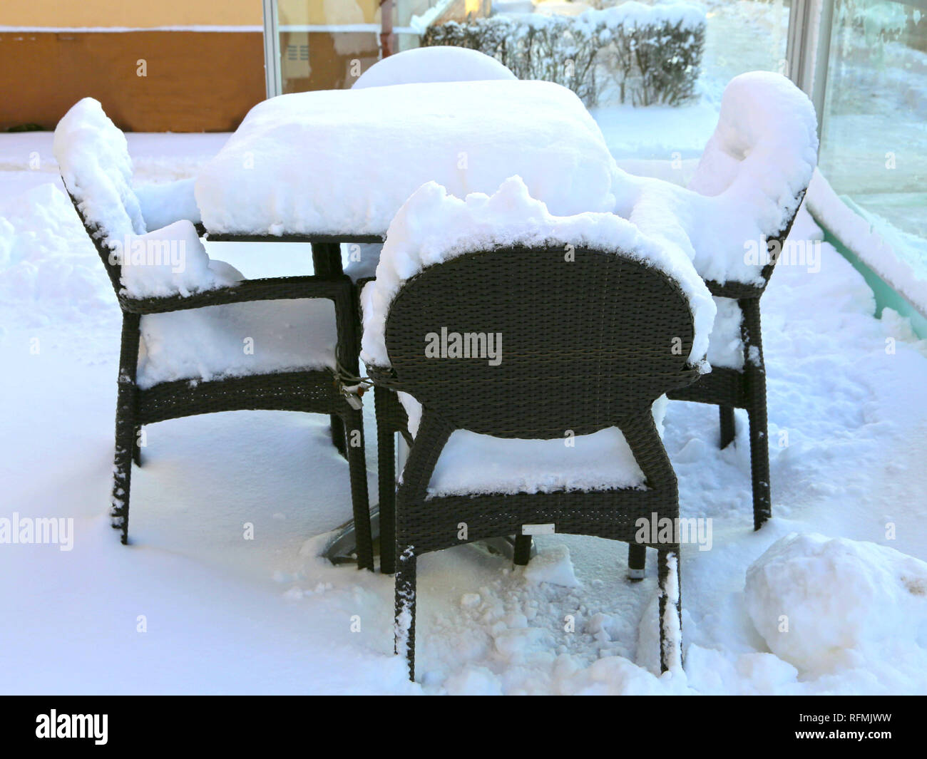 Cafe table chairs in snow hi-res stock photography and images - Alamy