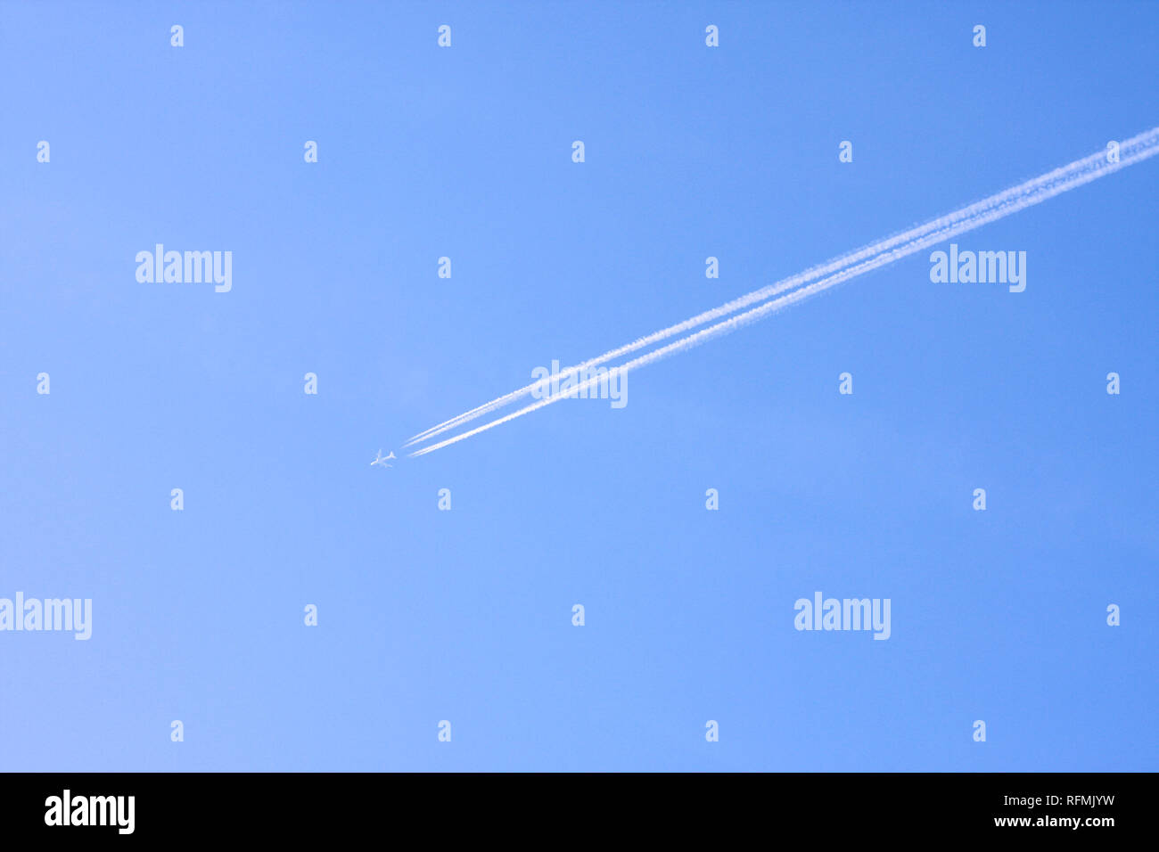 Contrail in the sky hi-res stock photography and images - Alamy