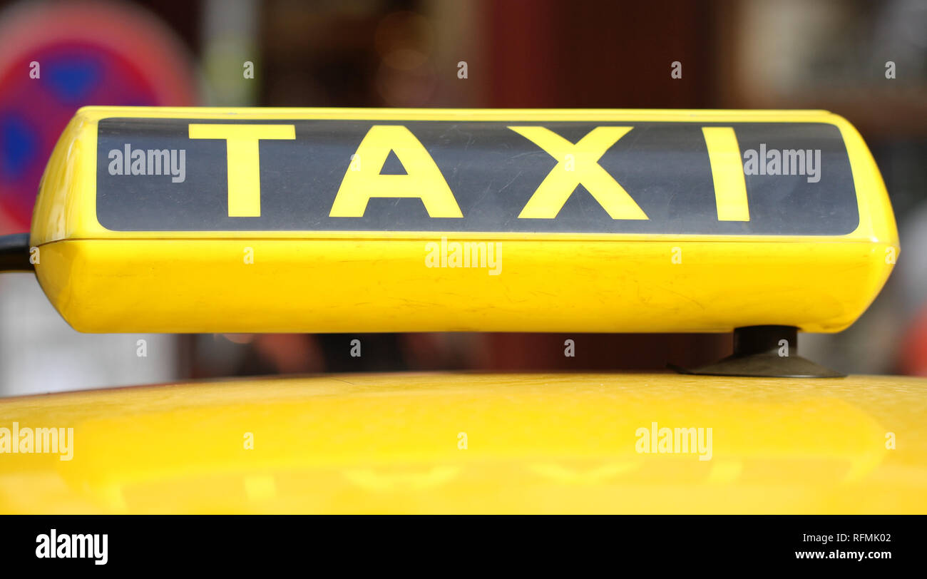 Yellow taxi rear view hi-res stock photography and images - Alamy