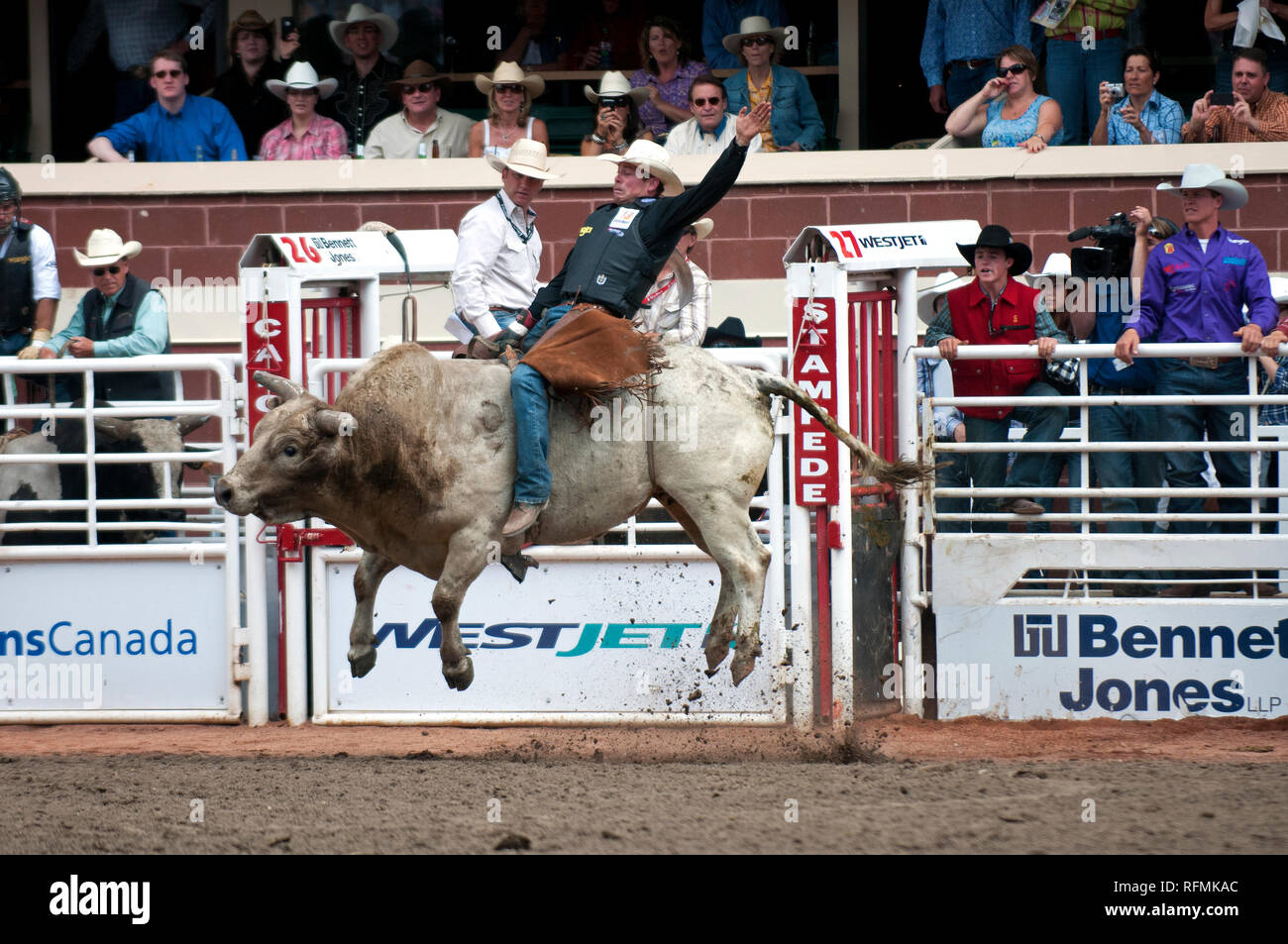 Cowboy bull riding at rodeo hi-res stock photography and images - Alamy
