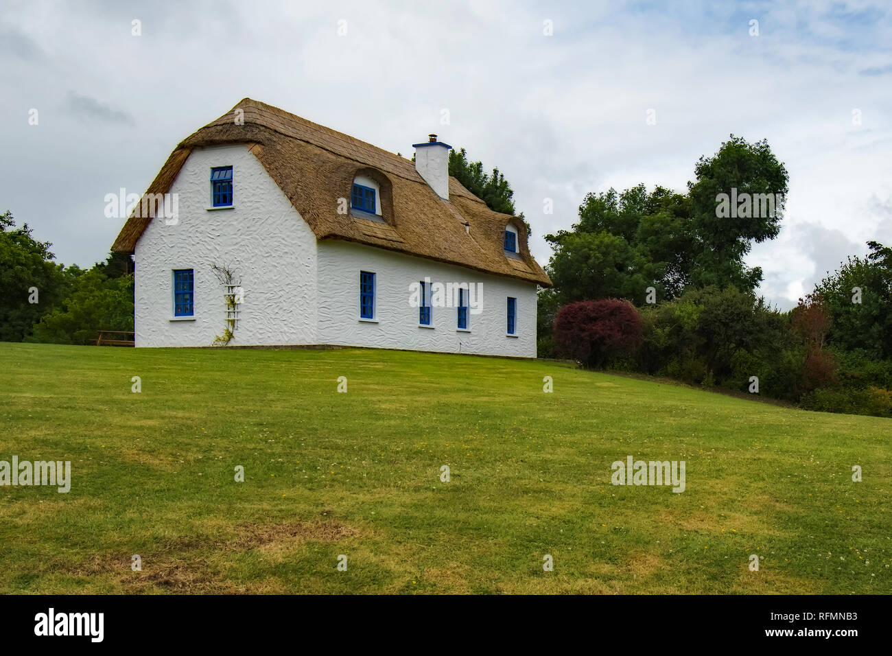 Thatched Roof Cottage Ireland Stock Photo - Alamy