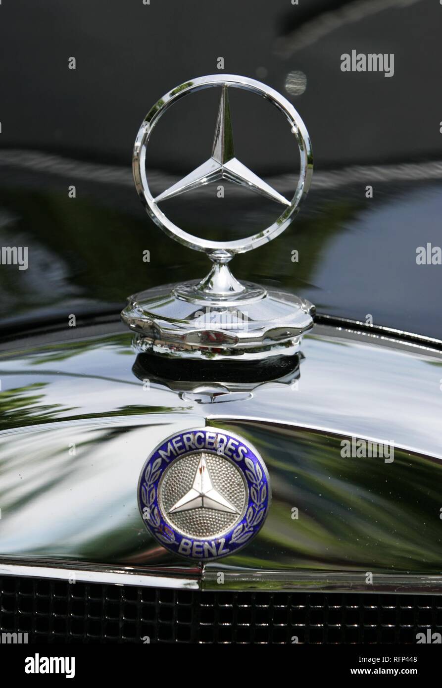 Mercedes Benz star Stock Photo - Alamy