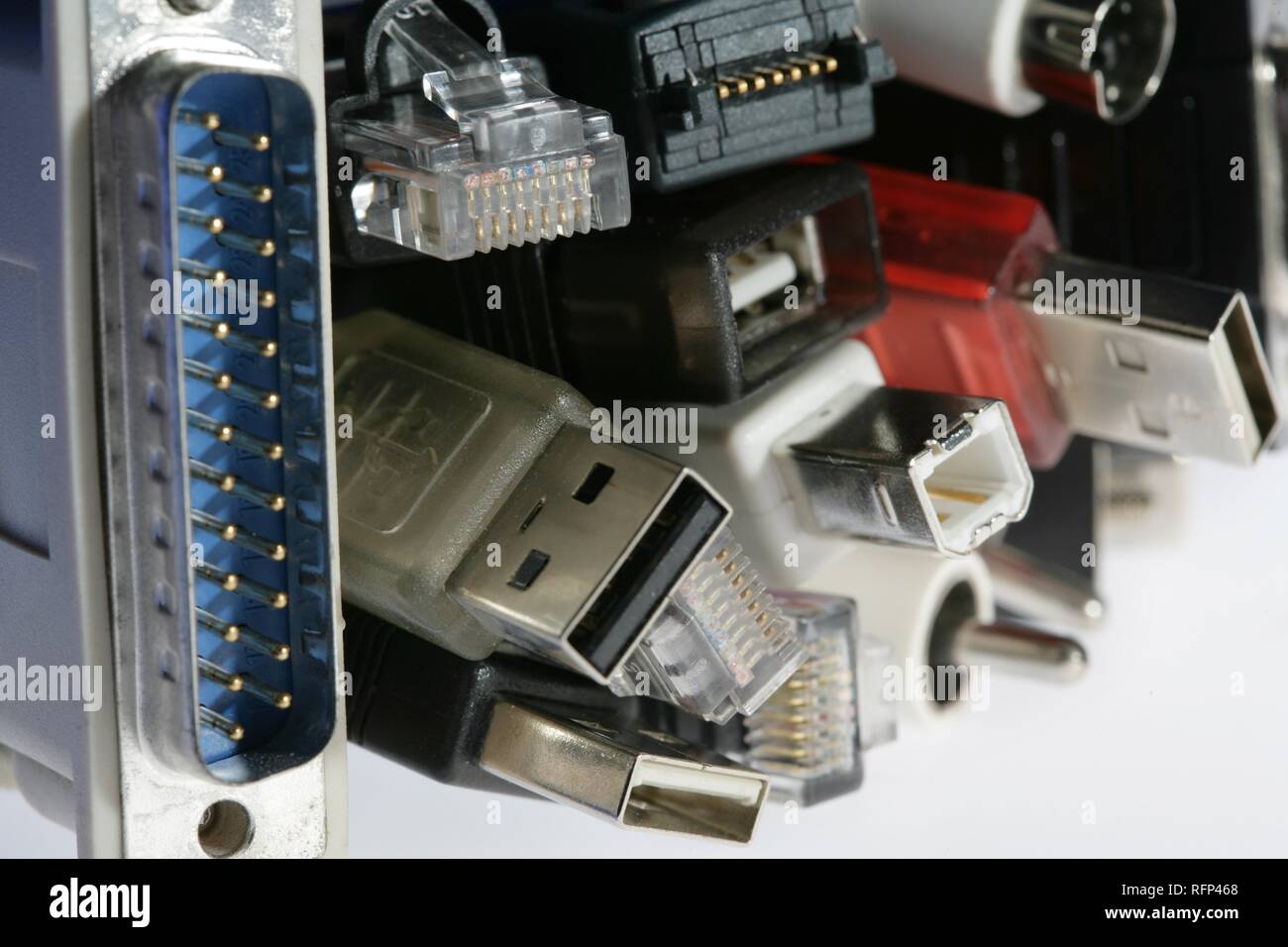 Bunches of cables hi-res stock photography and images - Alamy