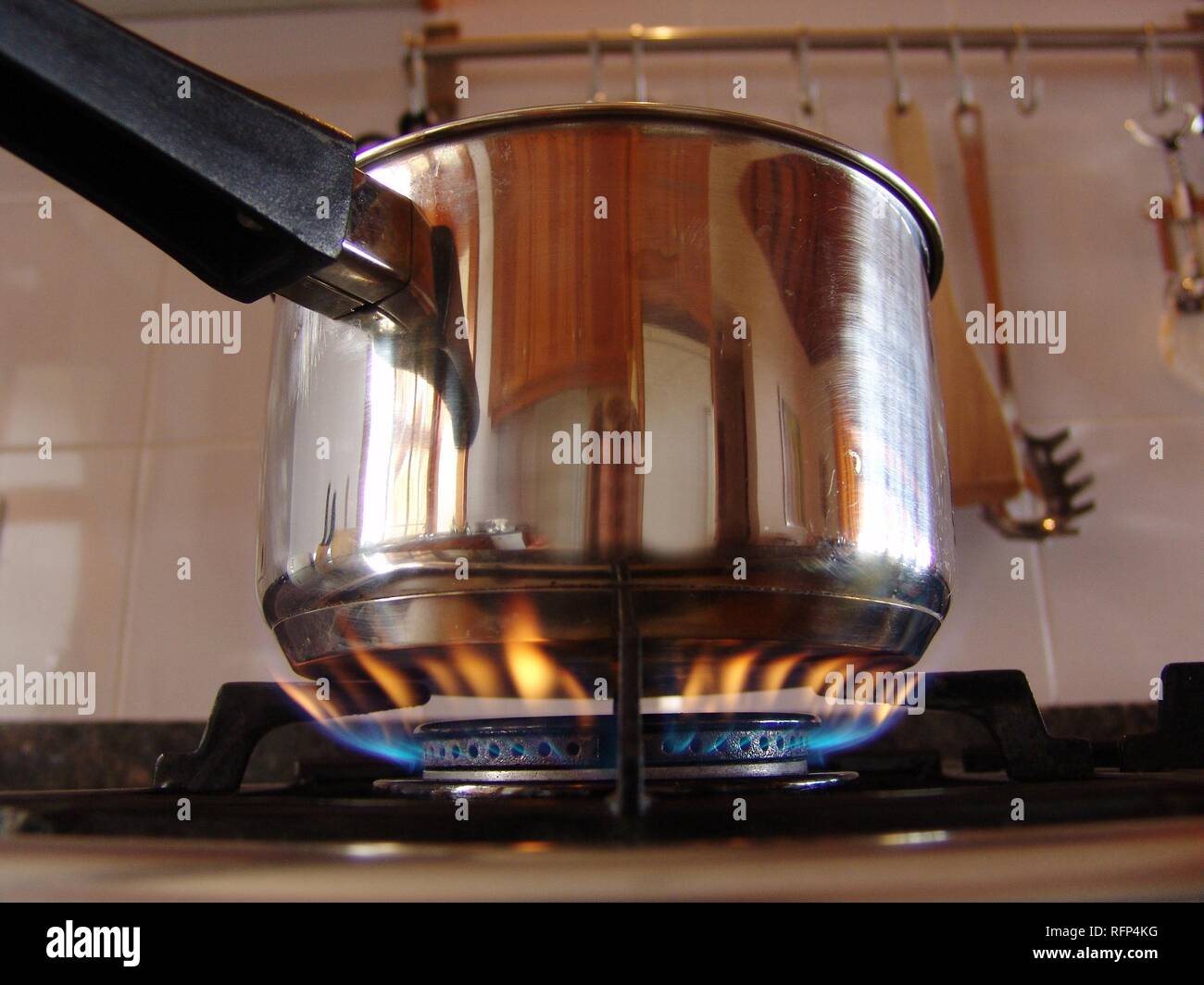 Cooking pot, gas stove, flame Stock Photo - Alamy