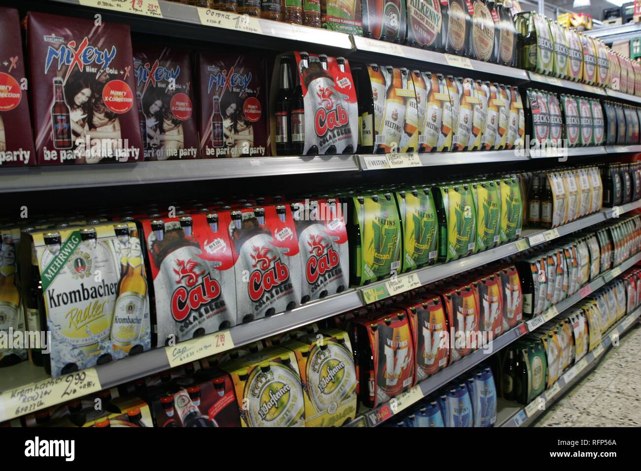 Six-packs of beer in a beverage store Stock Photo - Alamy