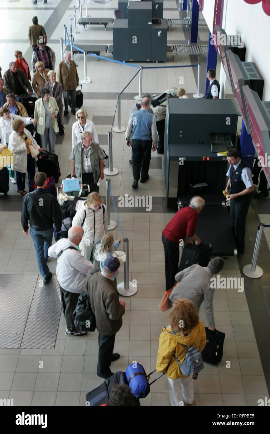 Airport baggage screening hi-res stock photography and images - Alamy