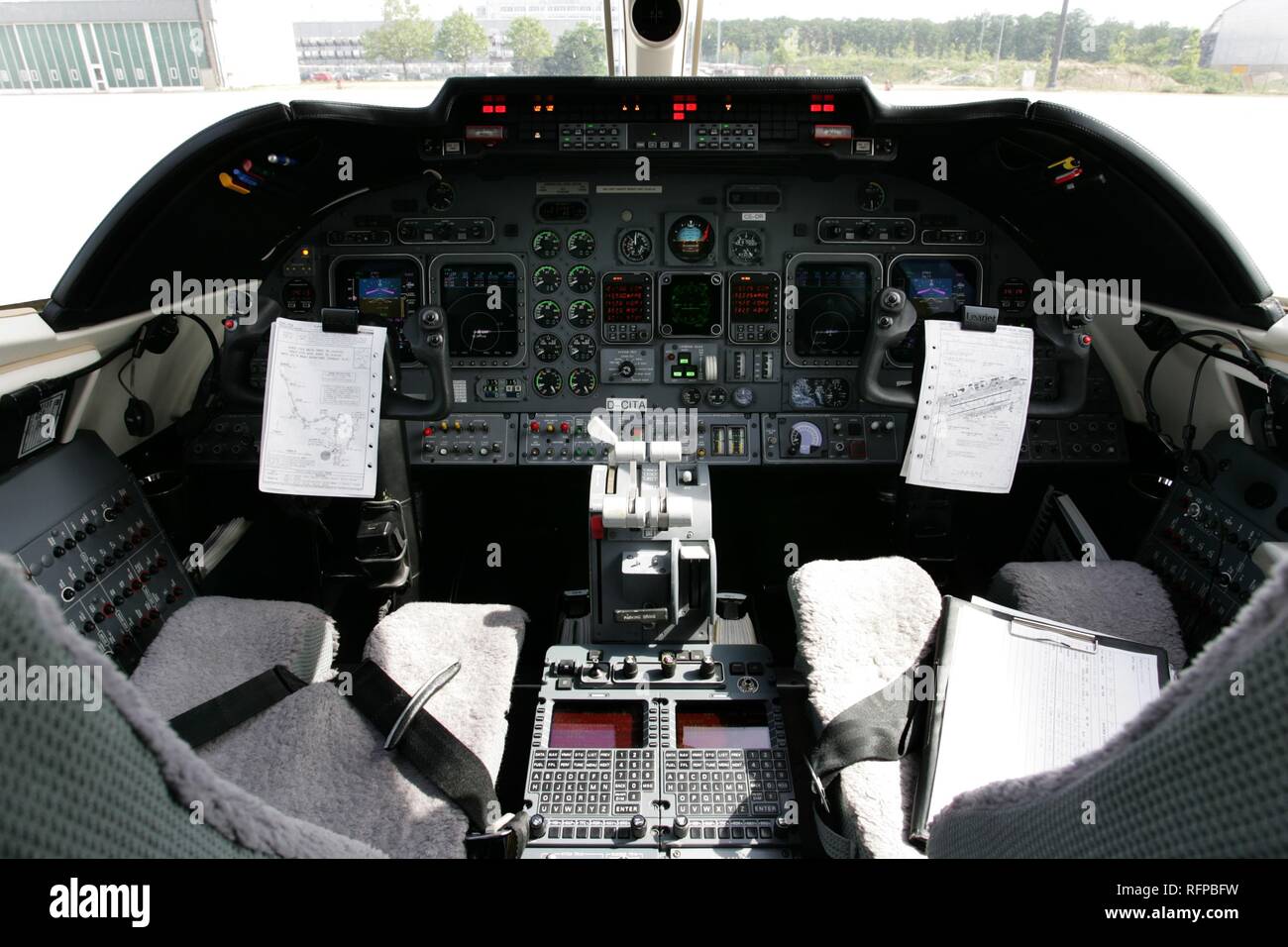 Learjet cockpit hi-res stock photography and images - Alamy