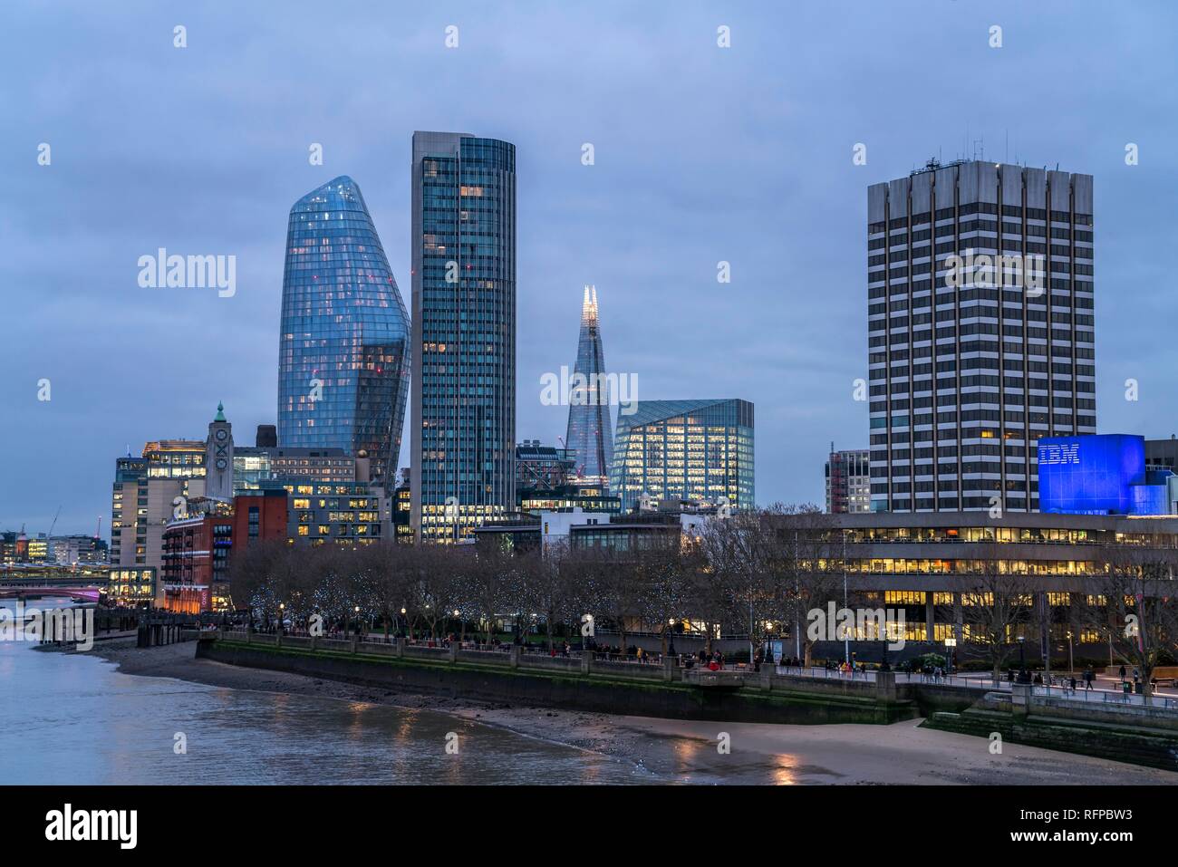 London skyline dusk thames hi-res stock photography and images - Alamy