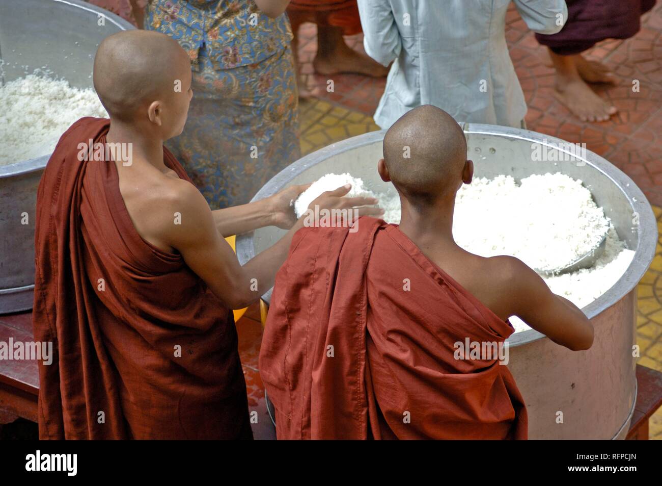 Monks feeding at Mahagandayon monastery, Amarapura, Myanmar, Burma ...
