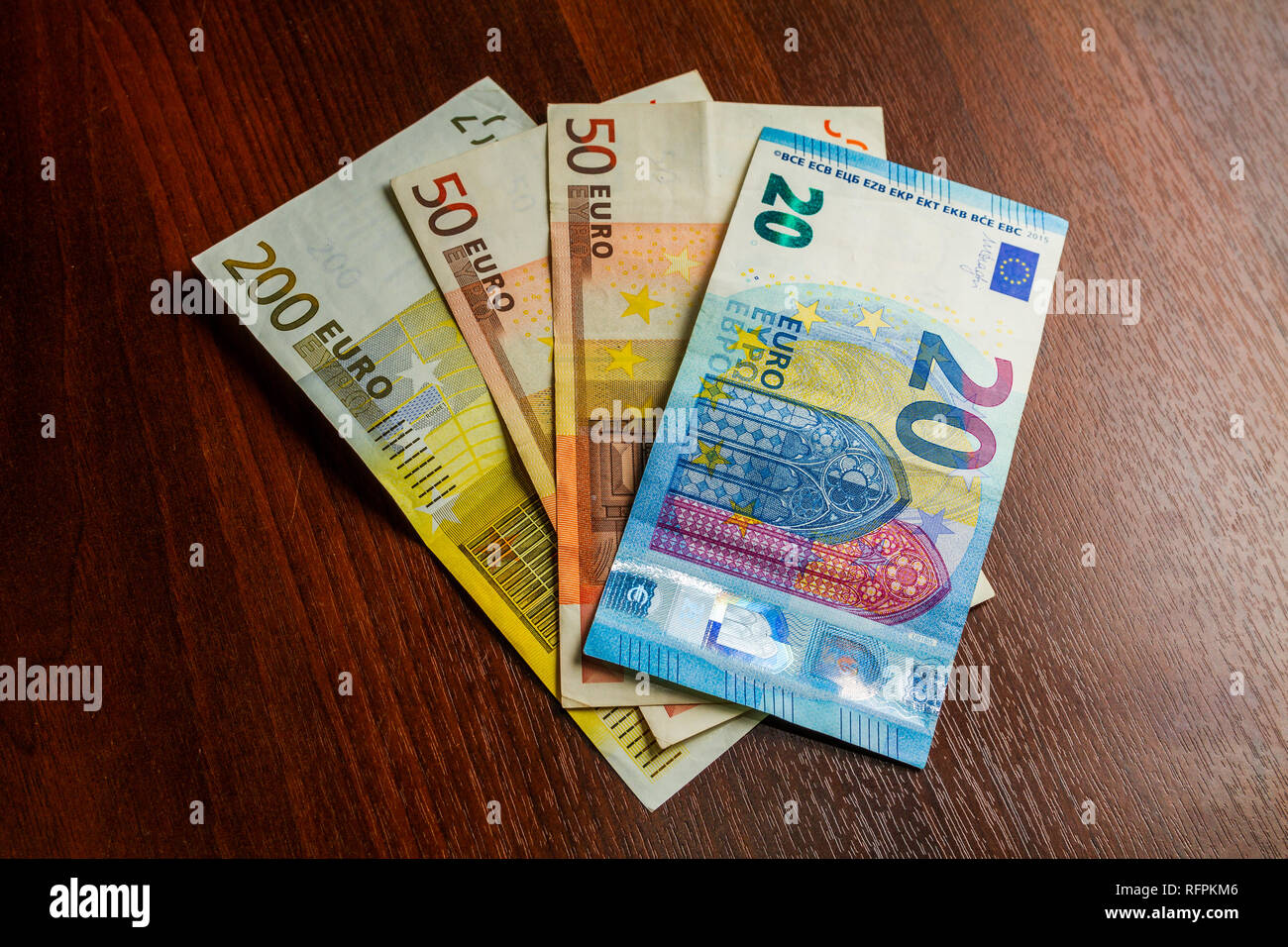 Money on table hi-res stock photography and images - Alamy