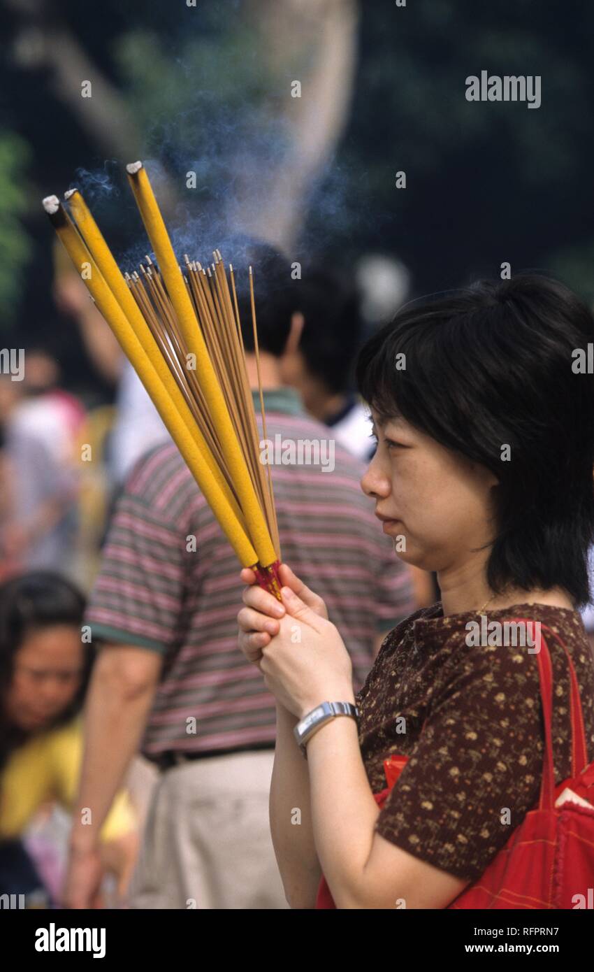 Chinese women with joss sticks hi-res stock photography and images - Alamy