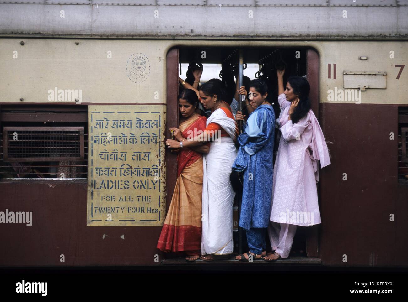 Crowded train, Victoria Terminus Station, Mumbai, India Stock Photo - Alamy
