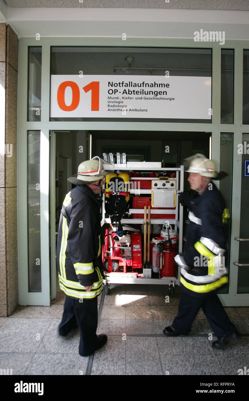 DEU, Federal Republic of Germany, Cologne: Works fire service of the ...