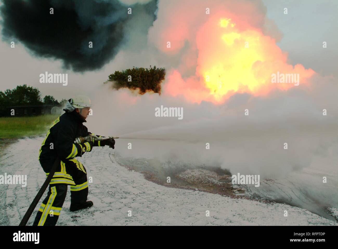 DEU, Federal Republic of Germany, : Rescue exercise of the airport fire ...