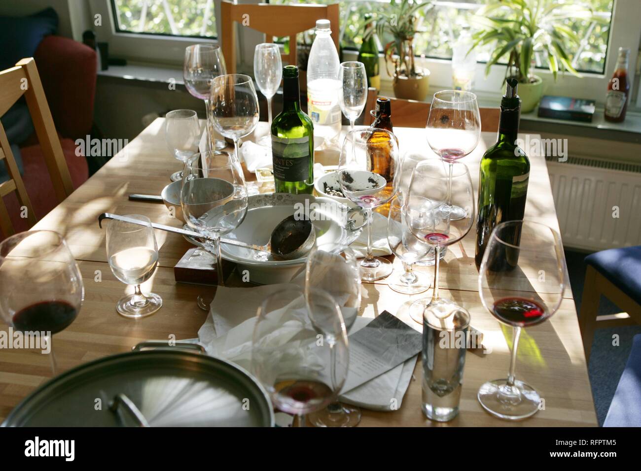 Dirty empty glasses after party hi-res stock photography and images - Alamy