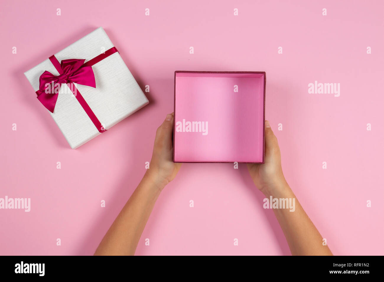 Empty present hi-res stock photography and images - Alamy