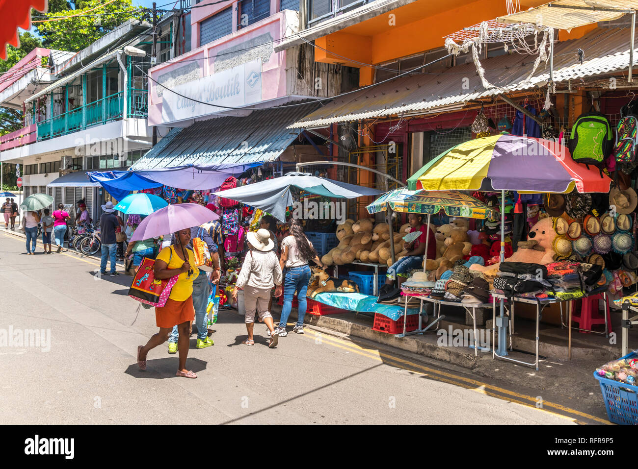 Eiinkaufsstrasse in der Hauptstadt Port Mathurin, Insel Rodrigues ...
