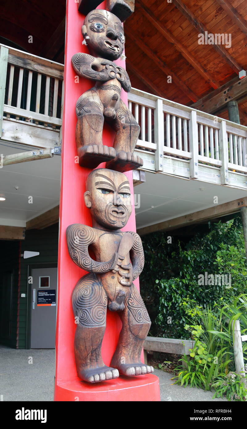 Traditional Maori wood carvings at the Arataki Visitor Centre in ...