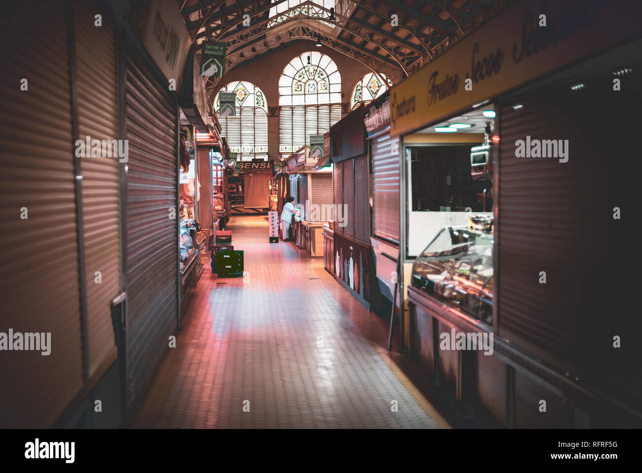 Empty market stall early morning hi-res stock photography and images ...