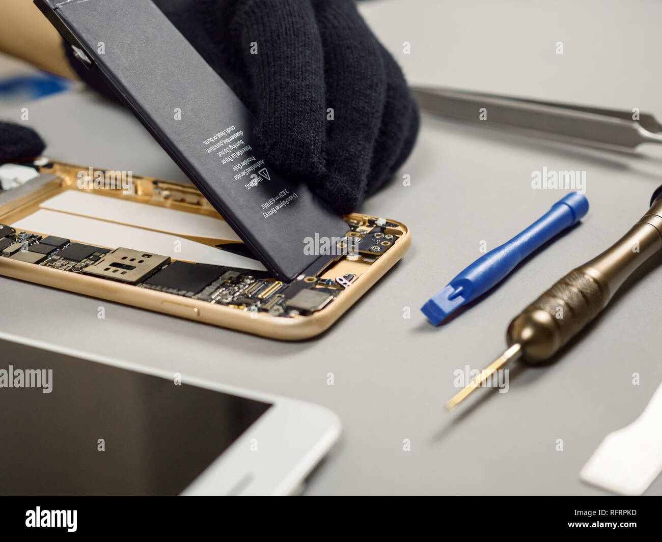 Dismantle mobile phone hi-res stock photography and images - Alamy