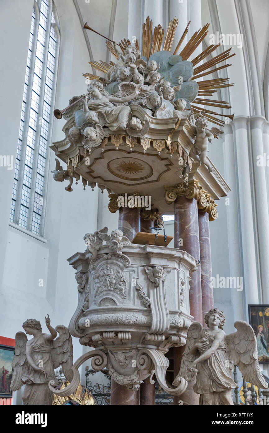 Angels blowing trumpets hi-res stock photography and images - Alamy