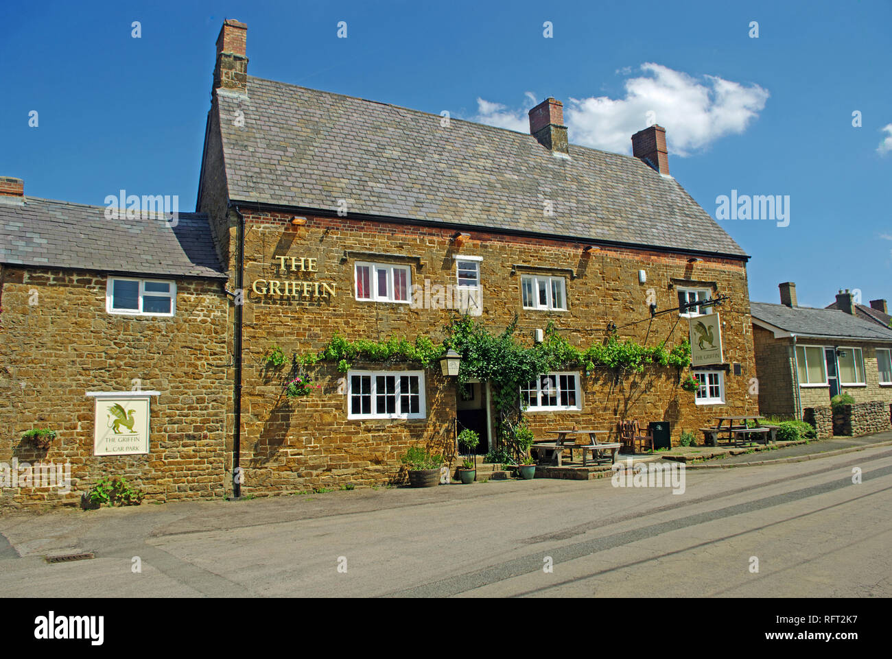Griffin pub hi-res stock photography and images - Alamy