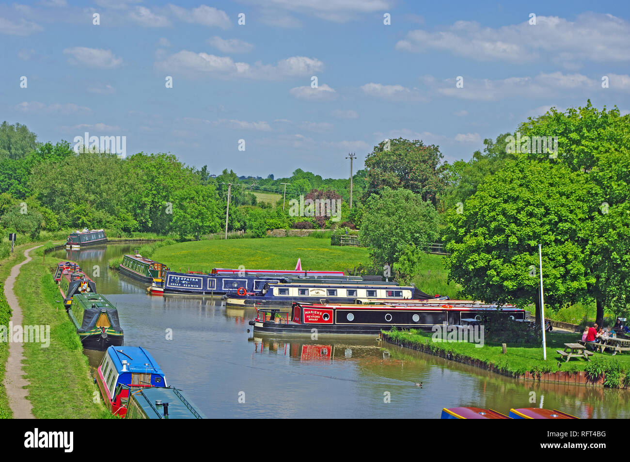 Narrow boats lower heyford wharf hi-res stock photography and images ...