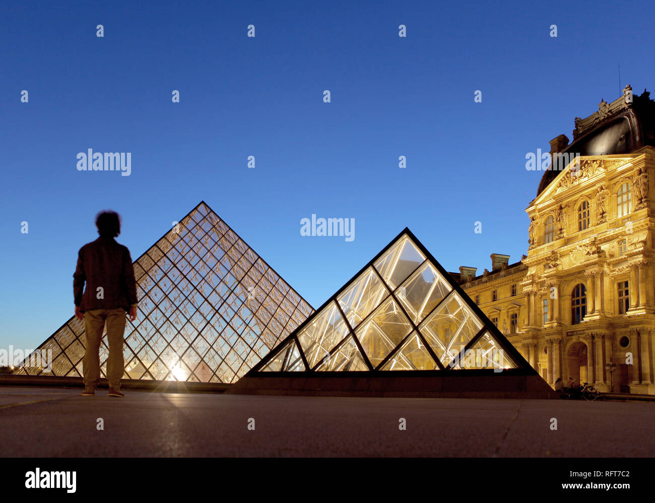 Pyramide paris hi-res stock photography and images - Alamy