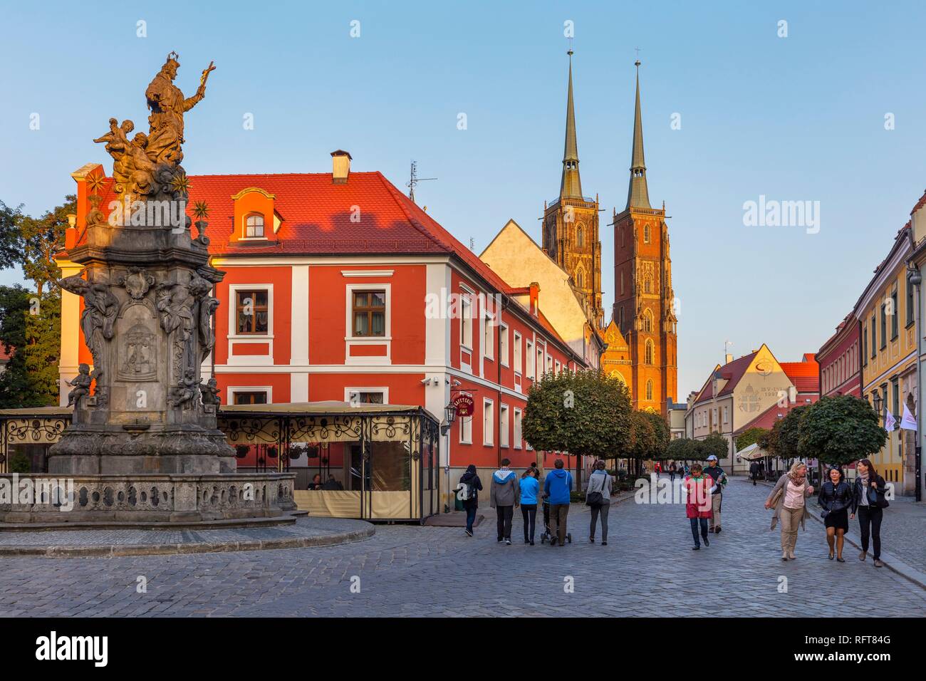 Poland wroclaw statue statues street hi-res stock photography and ...