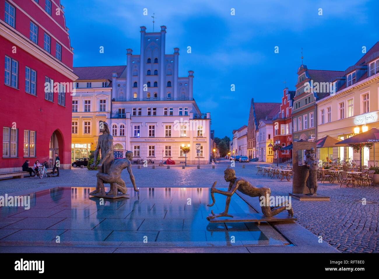 Fish market square hi-res stock photography and images - Alamy