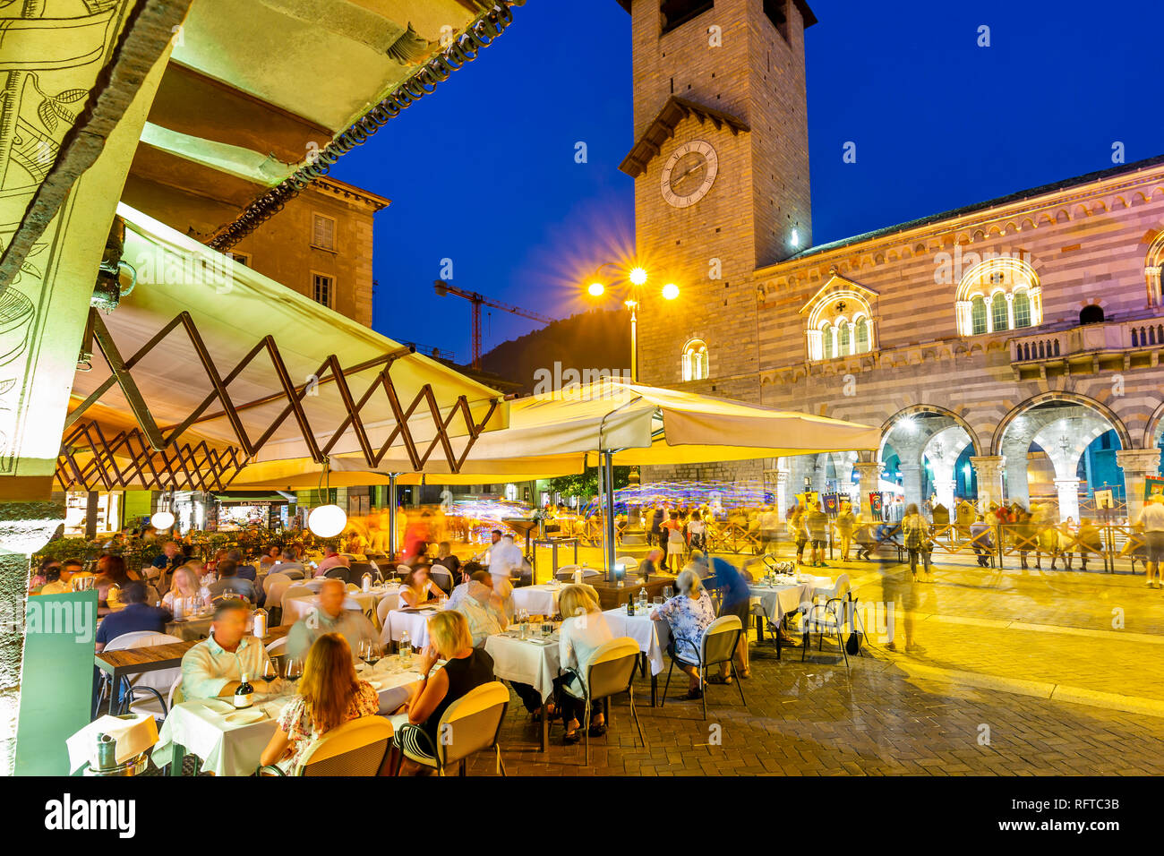 View of Duomo in Piazza del Duomo at dusk, Como, Province of Como, Lake ...