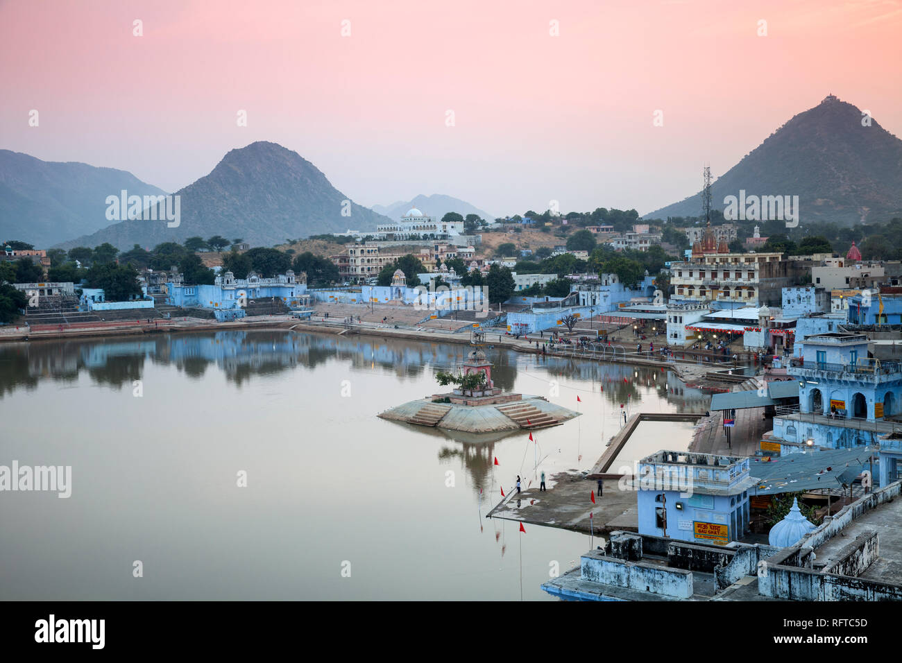 Pushkar Lake and bathing ghats, Pushkar, Rajasthan, India, Asia Stock ...