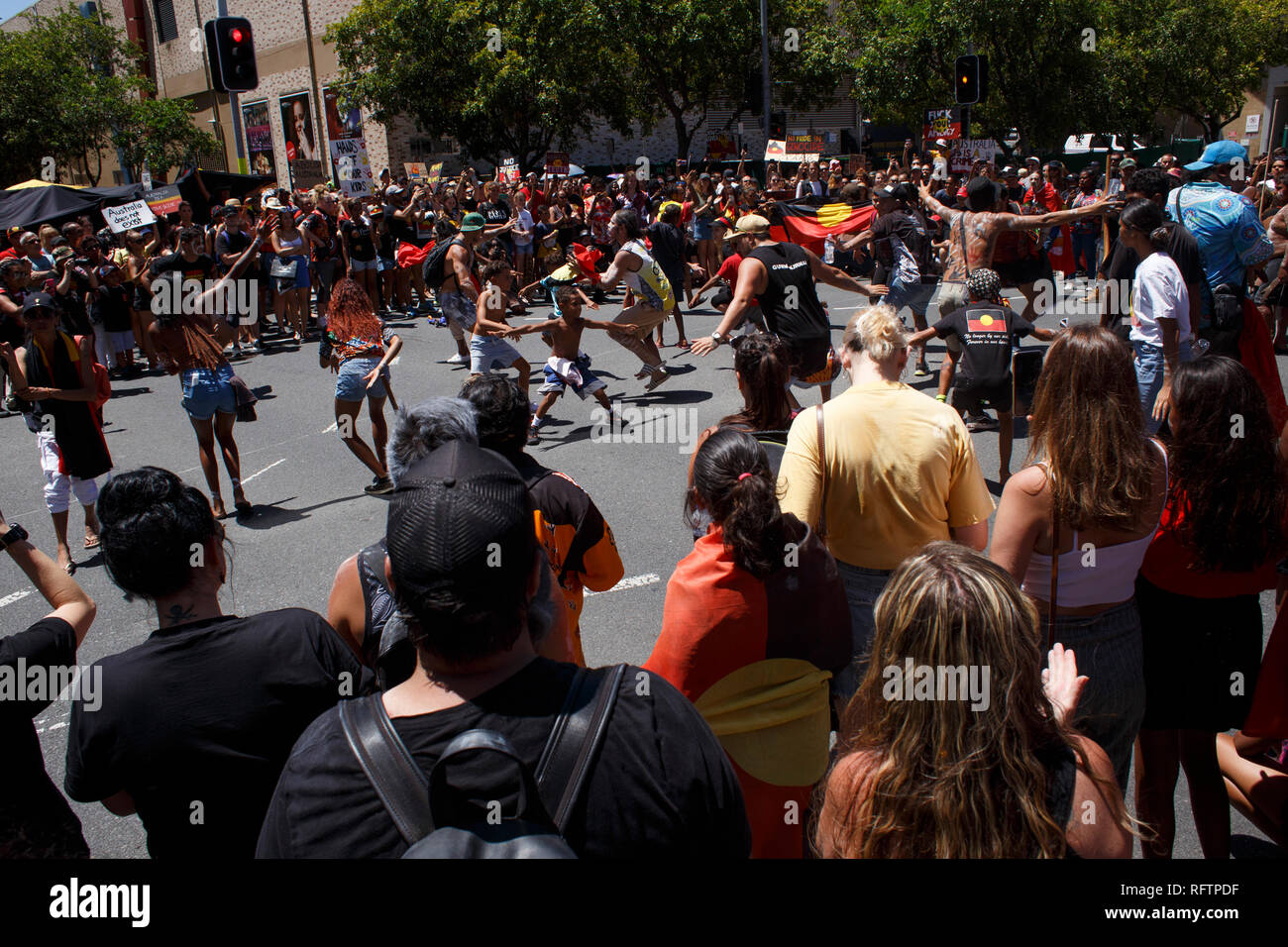 Aboriginal australians dance hi-res stock photography and images - Alamy
