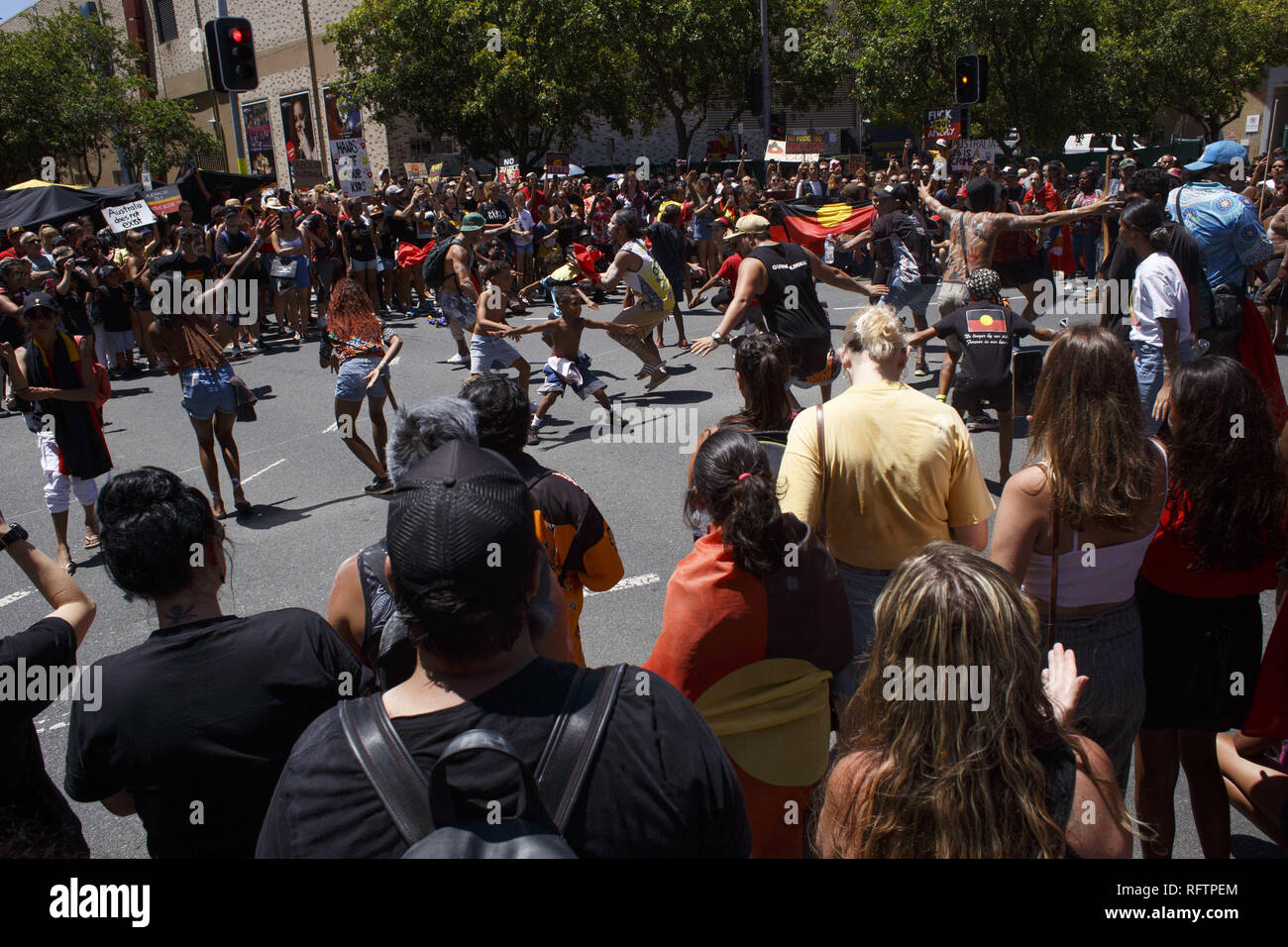 Aboriginal australians dance hi-res stock photography and images - Alamy