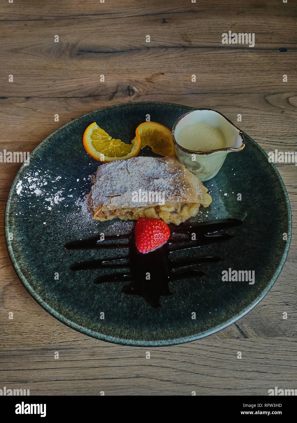 Apple strudl with vanilla sauce and strawberry Stock Photo - Alamy