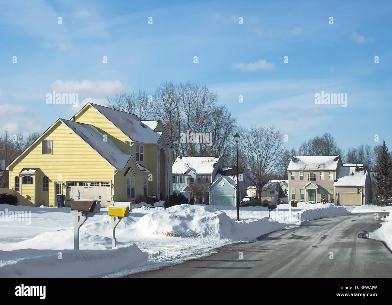 Driveways america neighborhood hi-res stock photography and images - Alamy