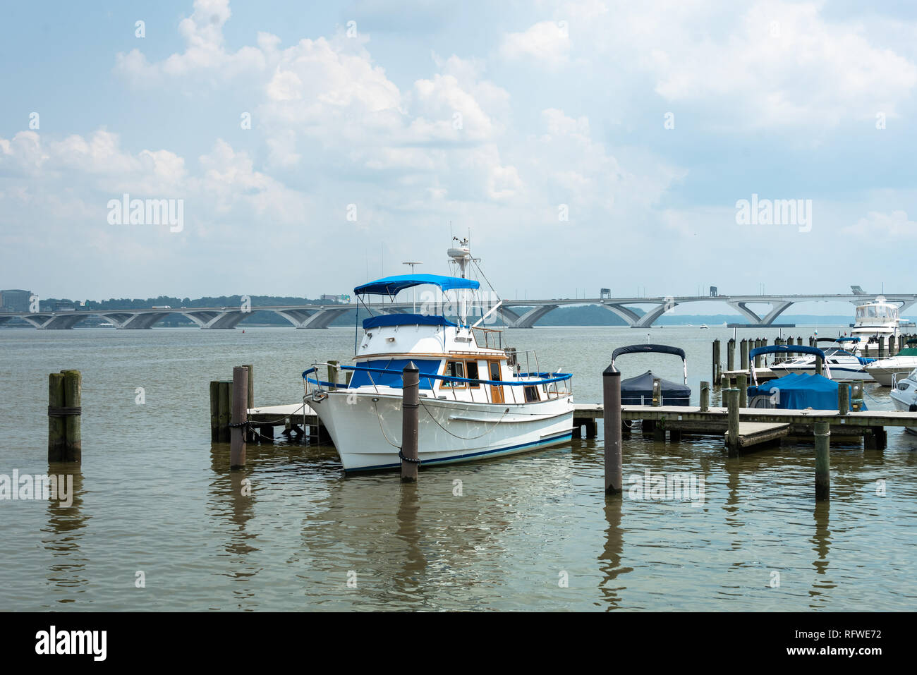 Woodrow wilson bridge in alexandria hi-res stock photography and images ...