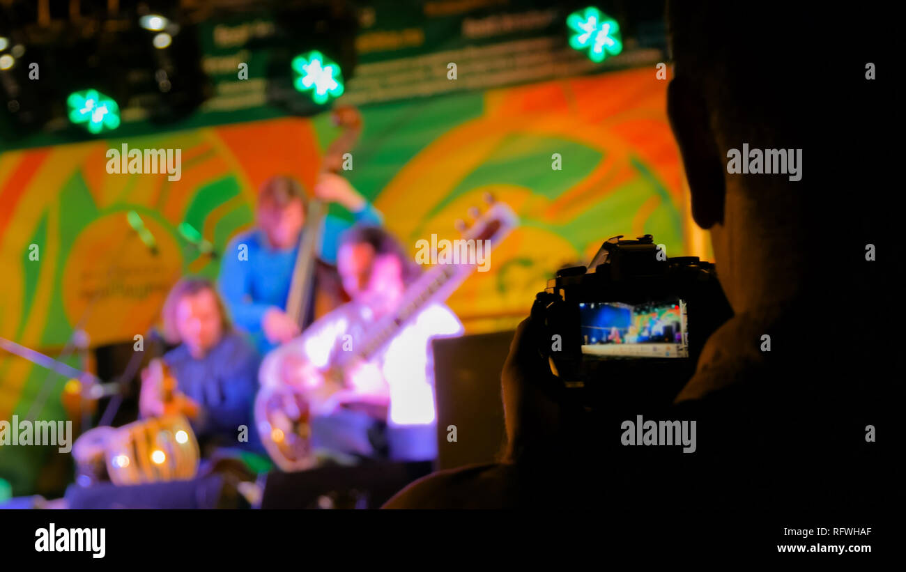 Videographer silhouette hi-res stock photography and images - Alamy