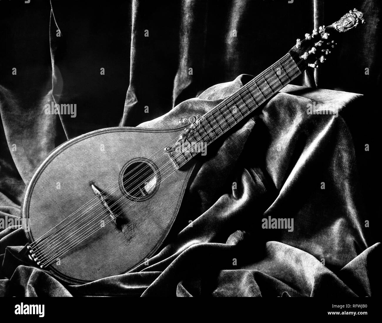 Citara hi-res stock photography and images - Alamy