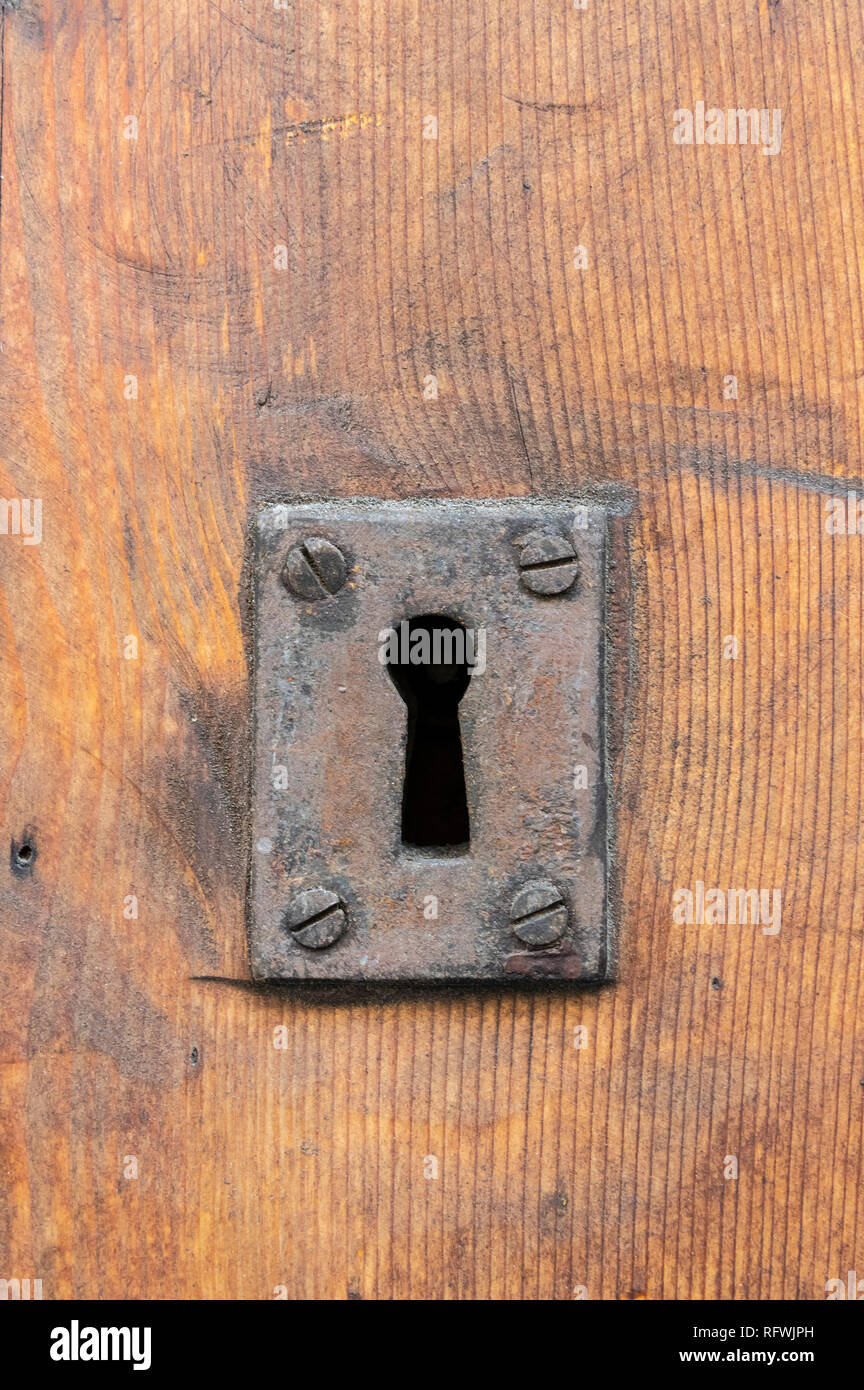 Very old keyhole on wooden door close-up Stock Photo - Alamy