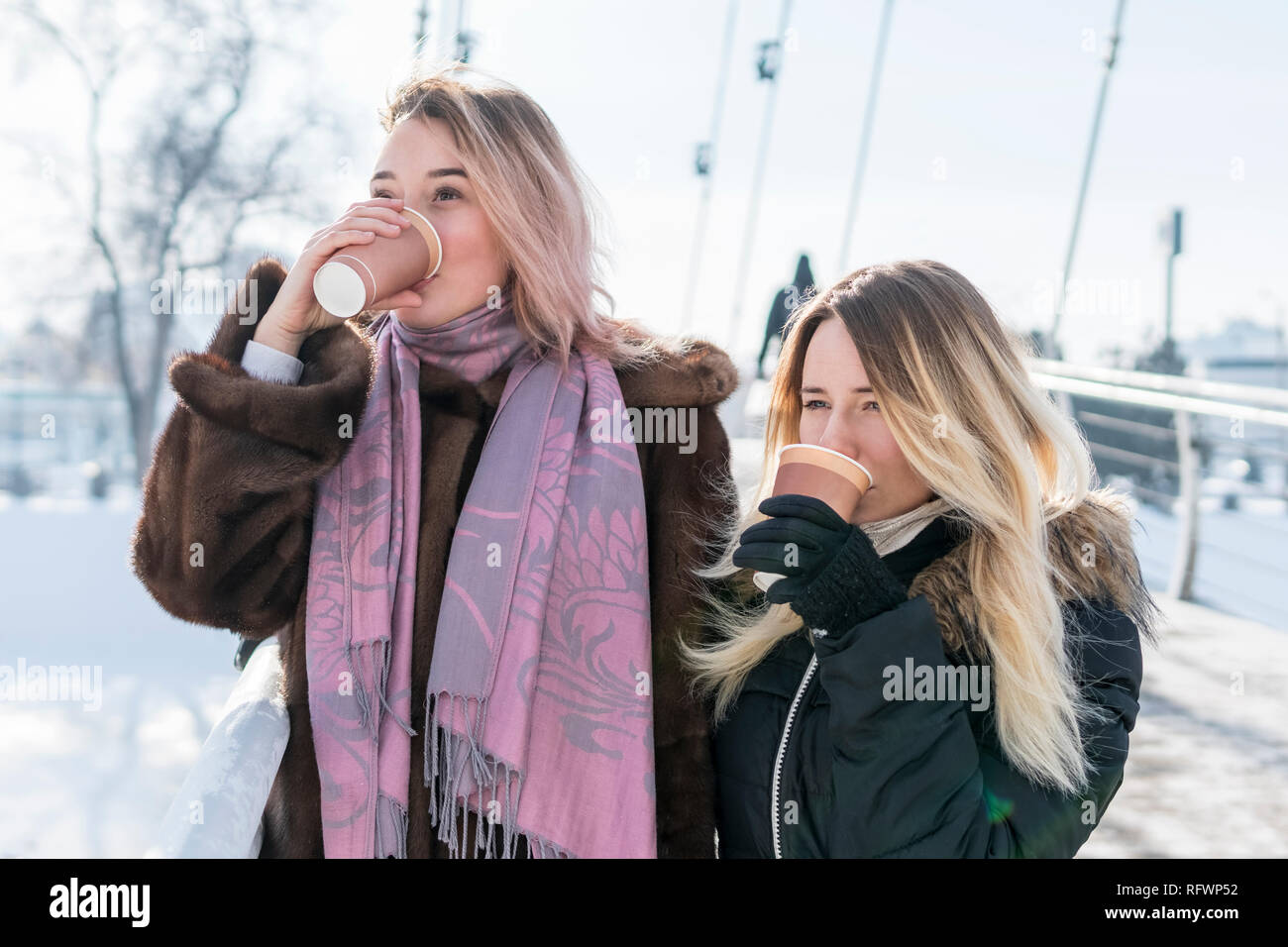 Young woman beverage bridge hi-res stock photography and images - Alamy