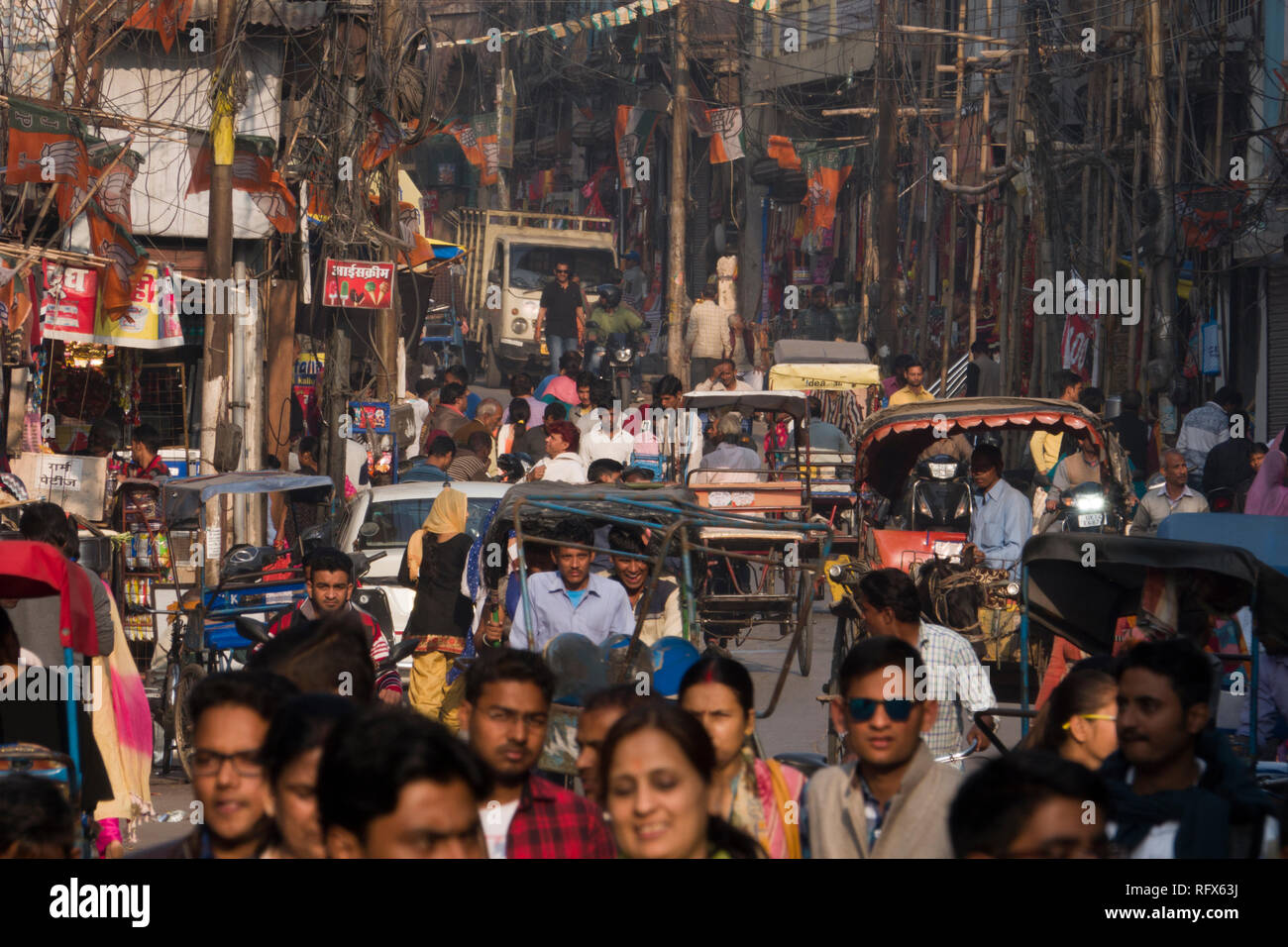 Crowded street of rickshaws india hi-res stock photography and images ...